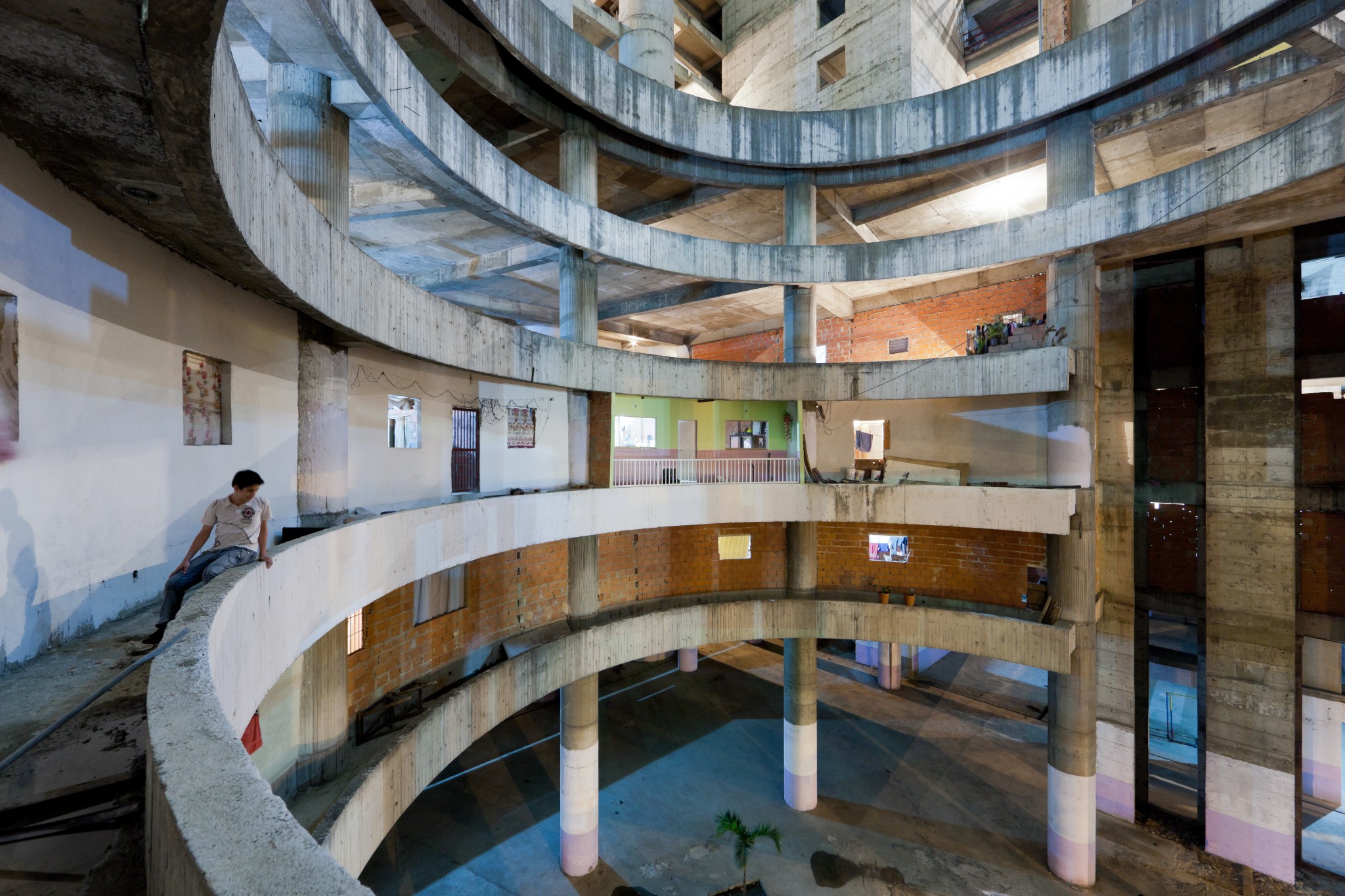 Vertikale Anarchie – Die Geschichte des „Torre de David“ - BIORAMA